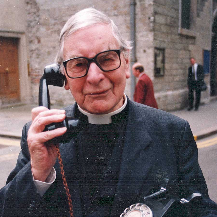 In Memoriam: Reverend Dr Chad Varah OBE, CBE – downthetubes.net