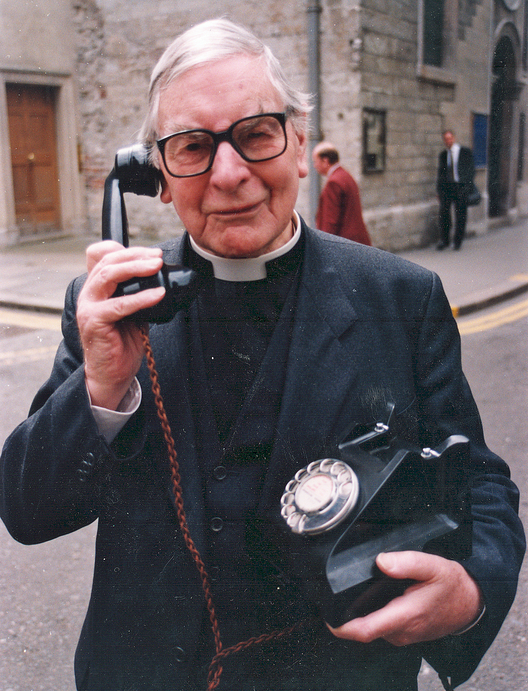 In Memoriam: Reverend Dr Chad Varah OBE, CBE – downthetubes.net