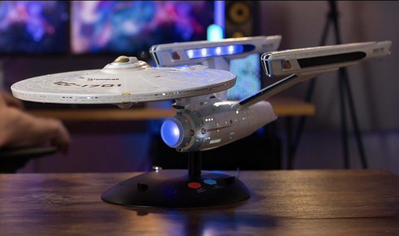 TOMY’s U.S.S. Enterprise model heads to the UK – downthetubes.net